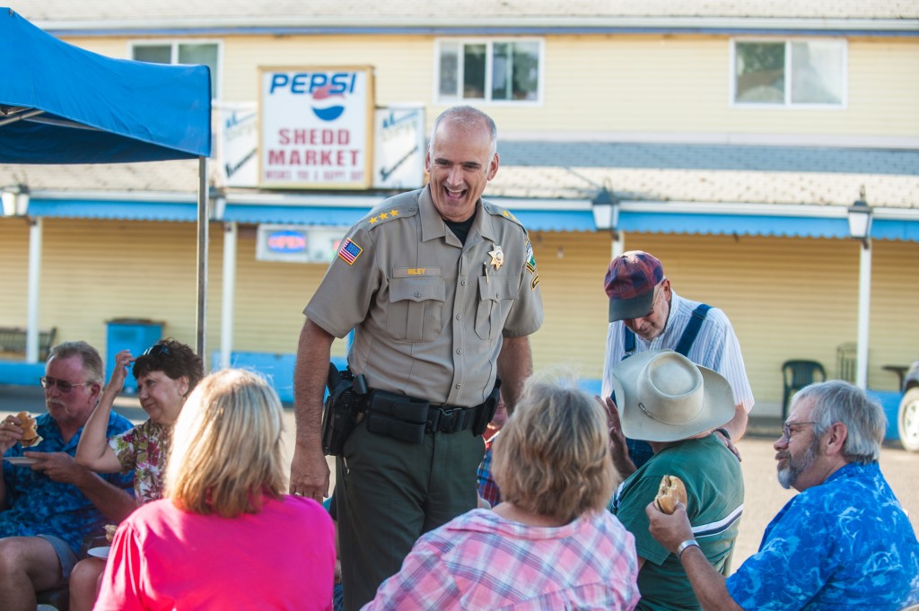 Sheriff Riley with volunteers - Linn County Sheriff's Office